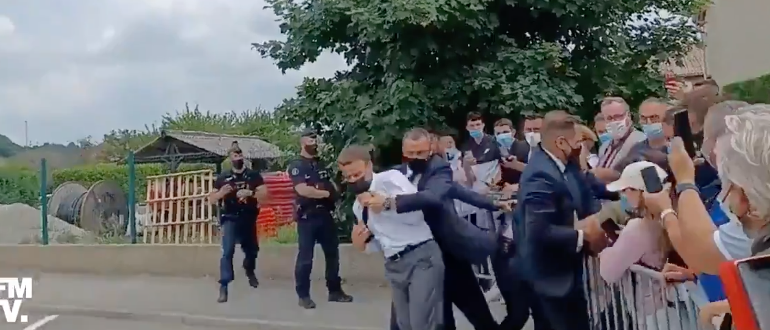 Hombre le da tremenda bofetada a Macron en Francia