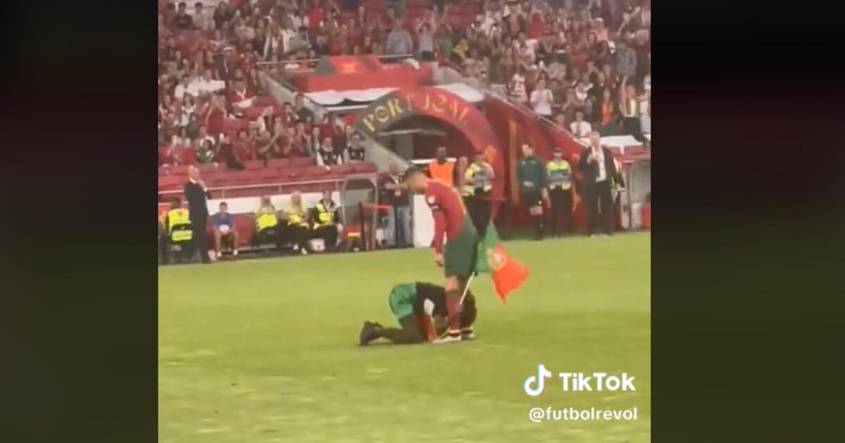 Aficionado entra a la cancha y carga a Cristiano Ronaldo